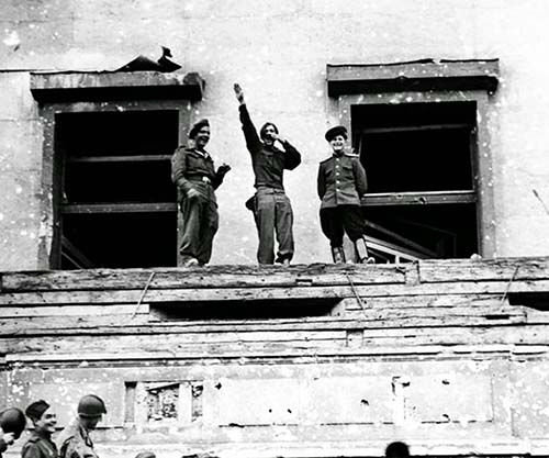 Allied Soldiers Mock Hitler Atop his Balcony at the Reich Chancellery ...