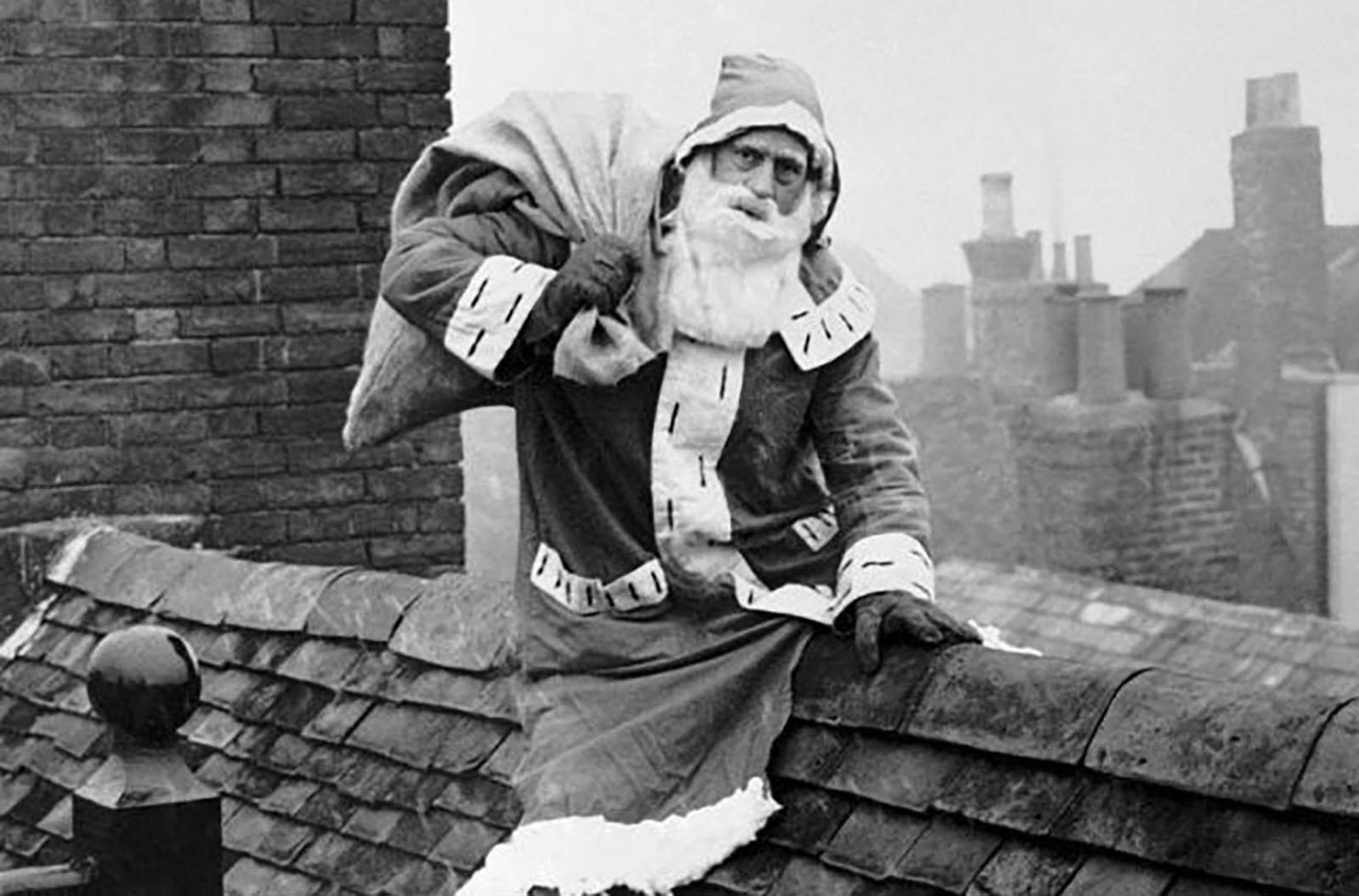 Santa Claus Through the Years: Fascinating Vintage Photos from the Past ...
